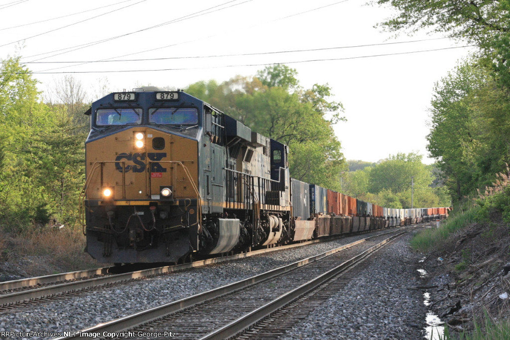 CSX 879 and train L036